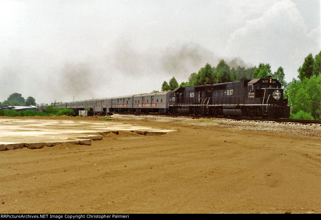 IC 3137 and IC 3123 Lead the Circus Train